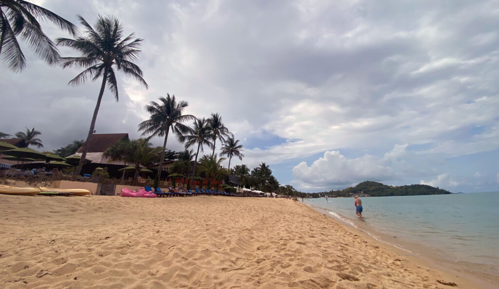Collecting sea shells in Thailand - Wander Feels - Travelling Family